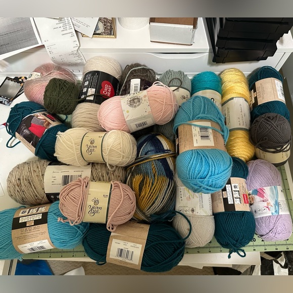 yarn bee & more | Office | 2 Skeins Of 4 New Yarn Variety Of Colors ...